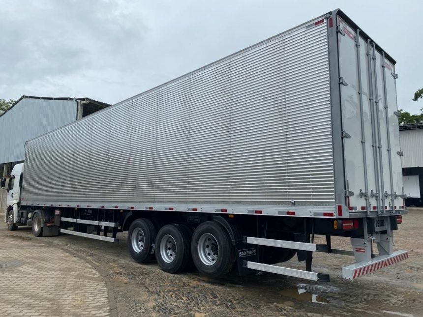 Semirreboque Furgão 3 eixos juntos - São Pedro Carretas e Furgões