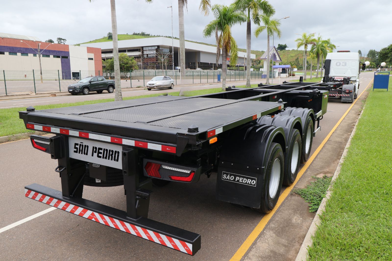 VPC - Veículo porta container (buggy) - São Pedro Carretas e Furgões